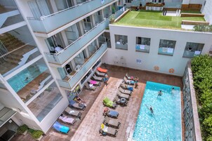 Piscina exterior, espreguiçadeiras 