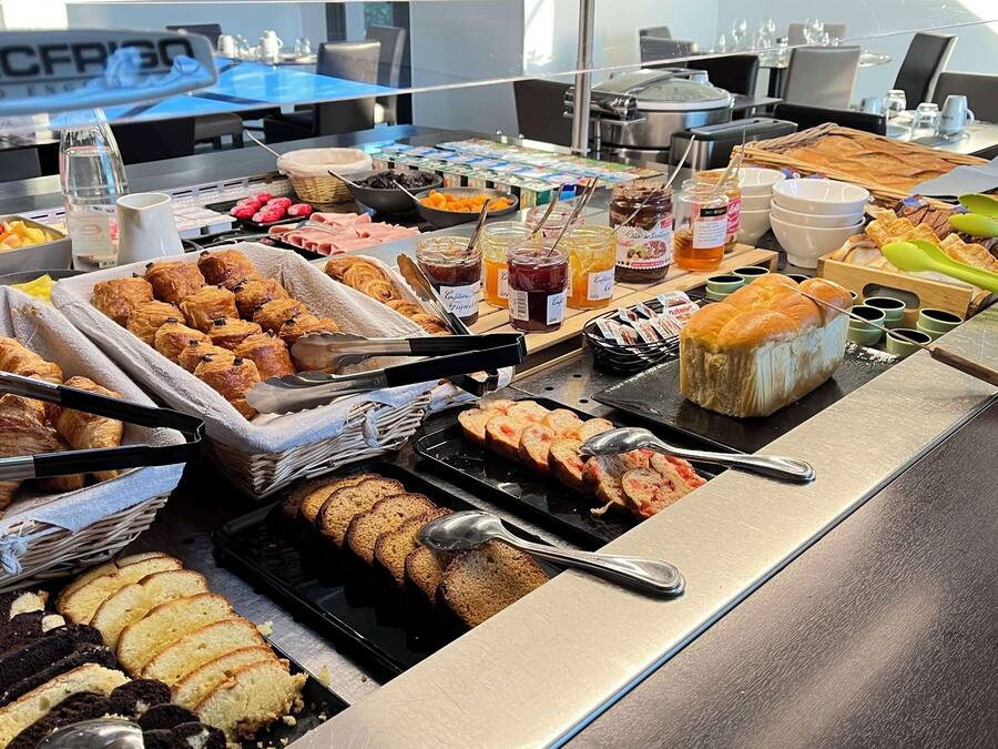 Café da manhã com buffet todos os dias (EUR 12.50 por pessoa)