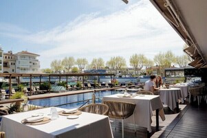 Serviço de almoço, culinária mediterrânea, vistas para a piscina