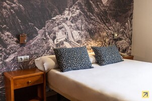 Quarto Duplo | Minibar, cofre no quarto, secretária, cortinas/cortinados opacos 