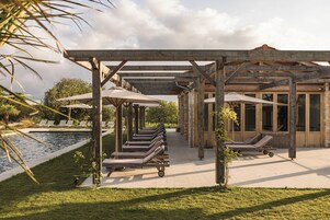 Piscina externa sazonal, funciona das 9h às 20h, guarda-sóis