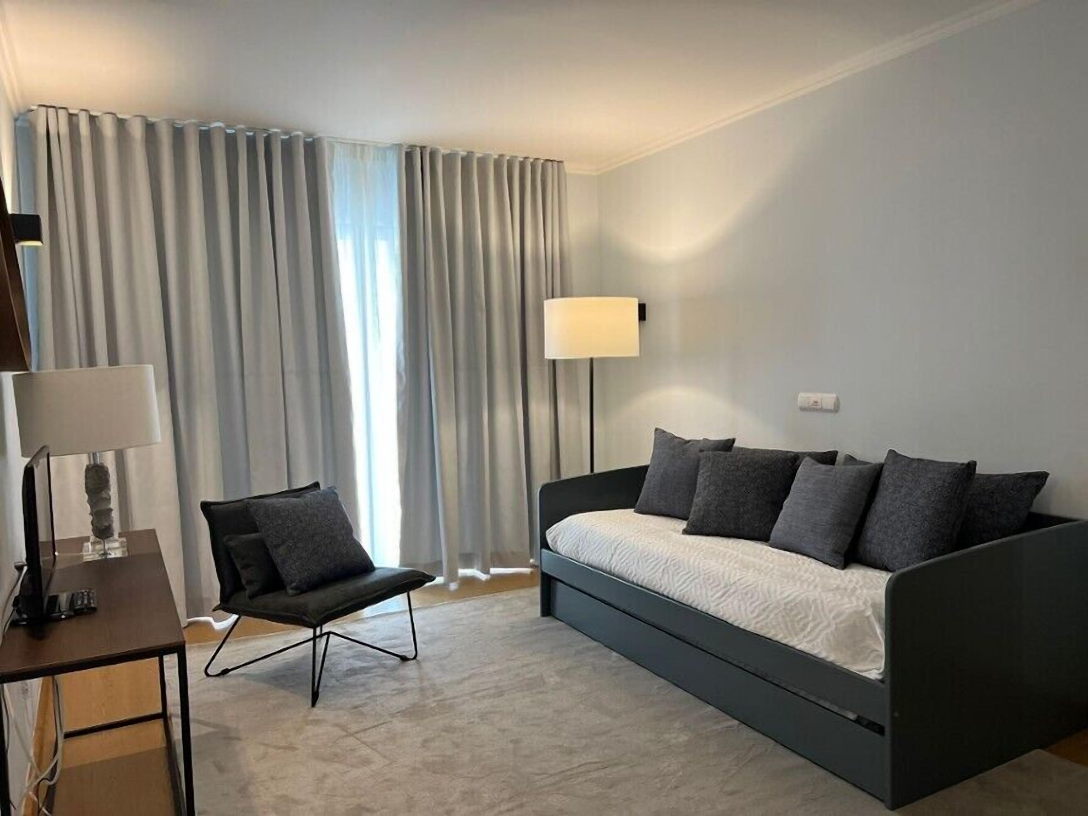 Suite-Estúdio, 1 quarto, vista parcial para o oceano | Sala de estar | Televisor 