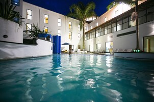 Piscina exterior, espreguiçadeiras 