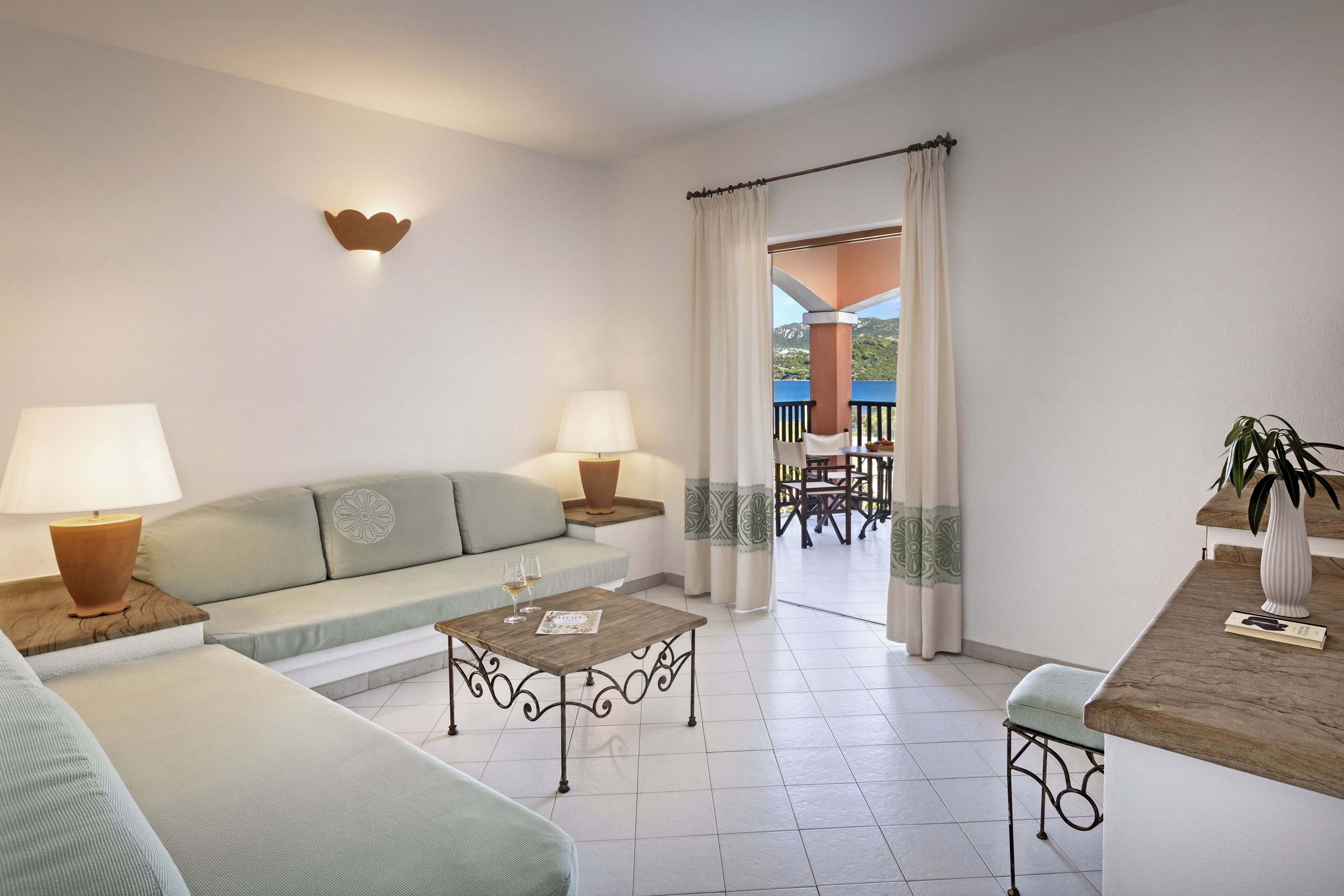 Suite, vista para o mar | Minibar, cofre no quarto, secretária, berços/camas para crianças grátis 
