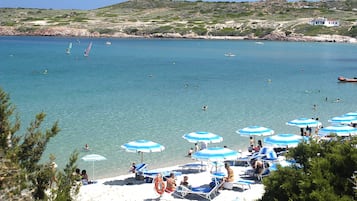 Na praia, areia branca, serviço de traslado de/para a praia grátis