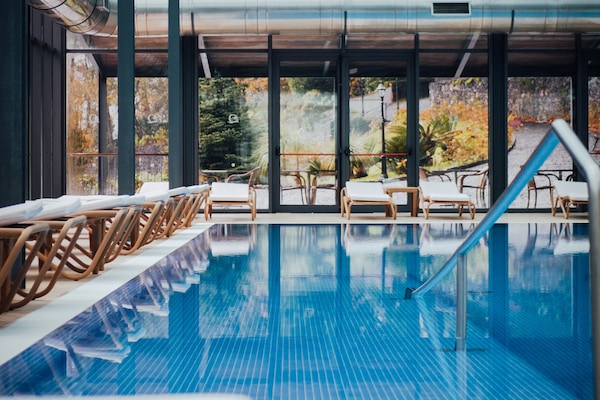 Piscina interna, espreguiçadeiras