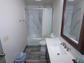 Quarto Standard, 1 cama king-size e sofá-cama, não fumadores | Casa de banho | Uma combinação polibã/banheira, artigos de higiene pessoal grátis