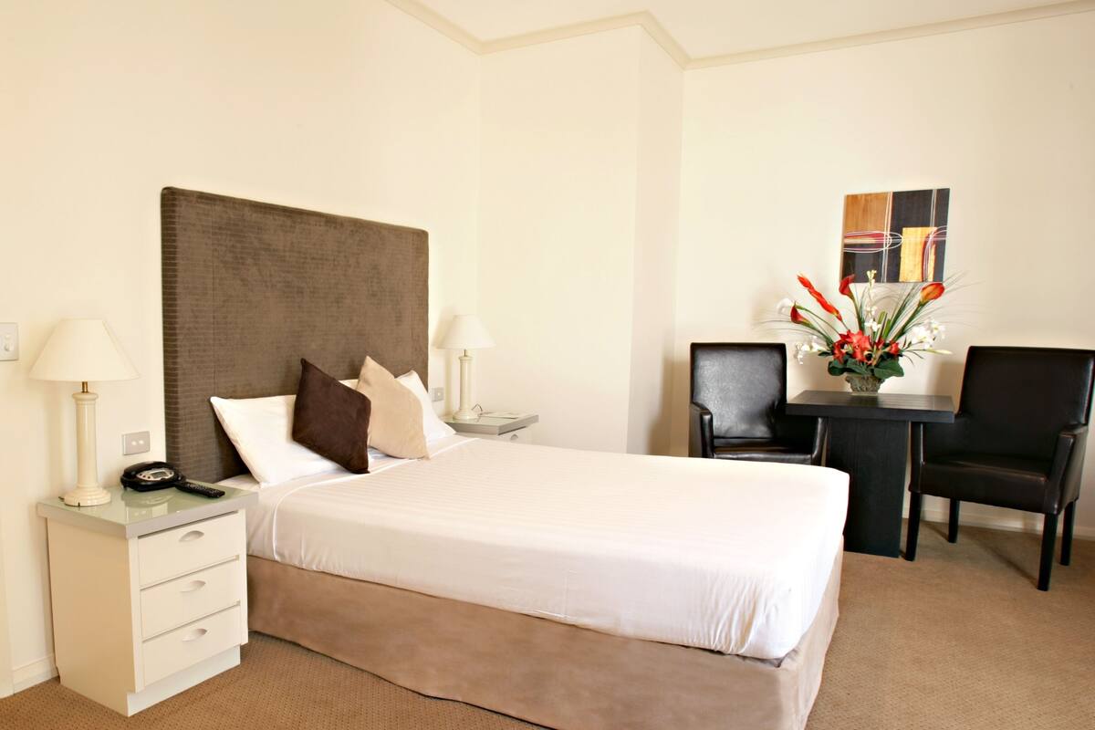 Quarto Executivo, 1 cama queen-size | Roupa de alta qualidade, camas de colchão pillowtop