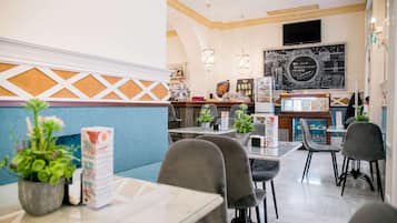 Café da manhã, almoço e jantar; culinária mediterrânea