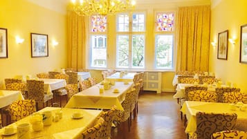 Pequeno-almoço tipo buffet diário (13.90 EUR por pessoa)