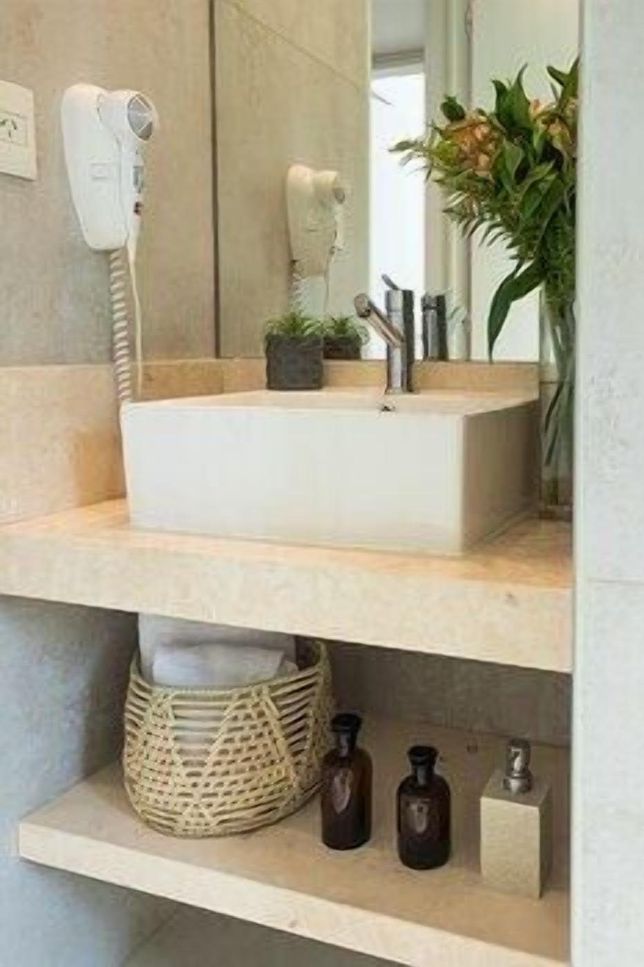 Casa de banho | Um polibã, um chuveiro fixo, artigos de higiene ecológicos 