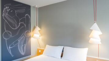 Quarto conforto, 1 cama de casal | Escrivaninha, espaço de trabalho para notebook, cortinas blackout