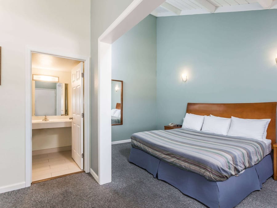 Suite-Estúdio, 1 cama king-size, não fumadores | Secretária, ferro/tábua de engomar, Wi-fi grátis