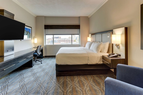 Cofre no quarto, secretária, cortinas/cortinados opacos