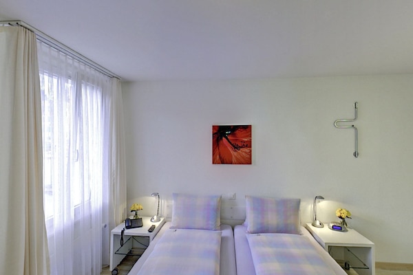 Roupas de cama premium, frigobar, cofres nos quartos, escrivaninha
