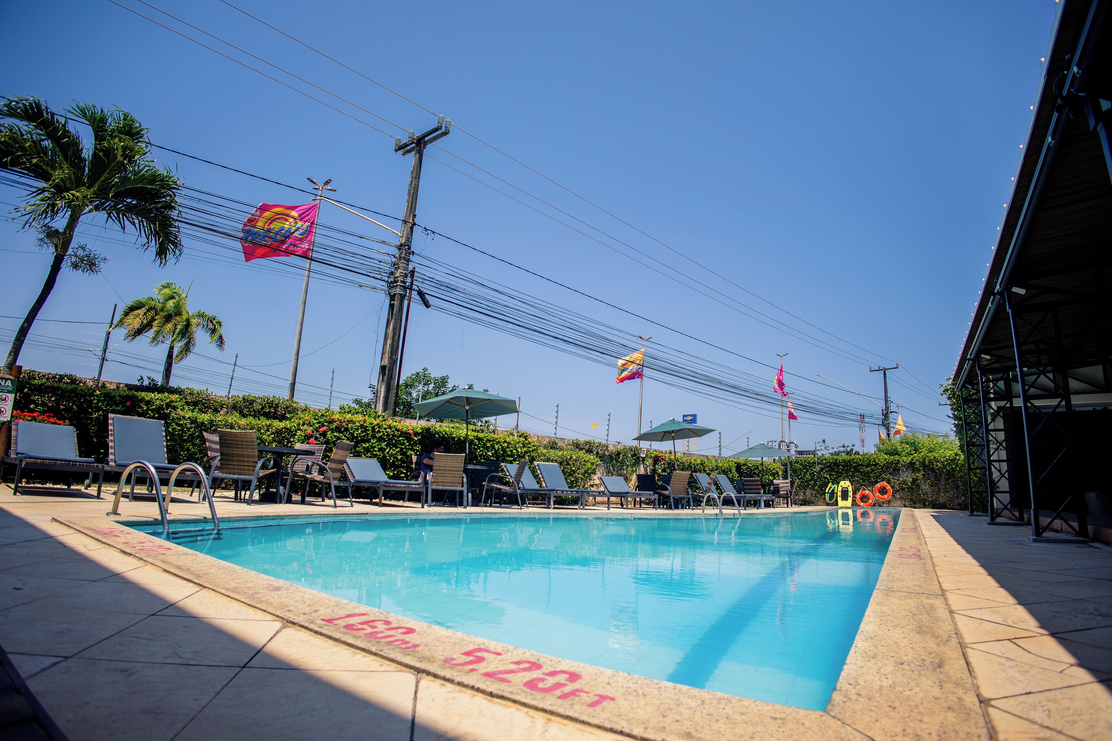 Piscina exterior, guarda-sóis, espreguiçadeiras 