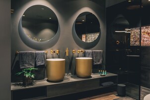 Suite-Estúdio de Luxo | Casa de banho | Sabão, champô, papel higiénico 