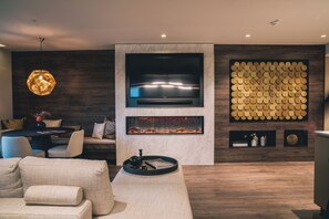Suite-Estúdio de Luxo | Sala de estar | Televisor de 50 cm com canais por cabo 