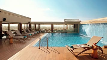 Piscina exterior sazonal, guarda-sóis, espreguiçadeiras