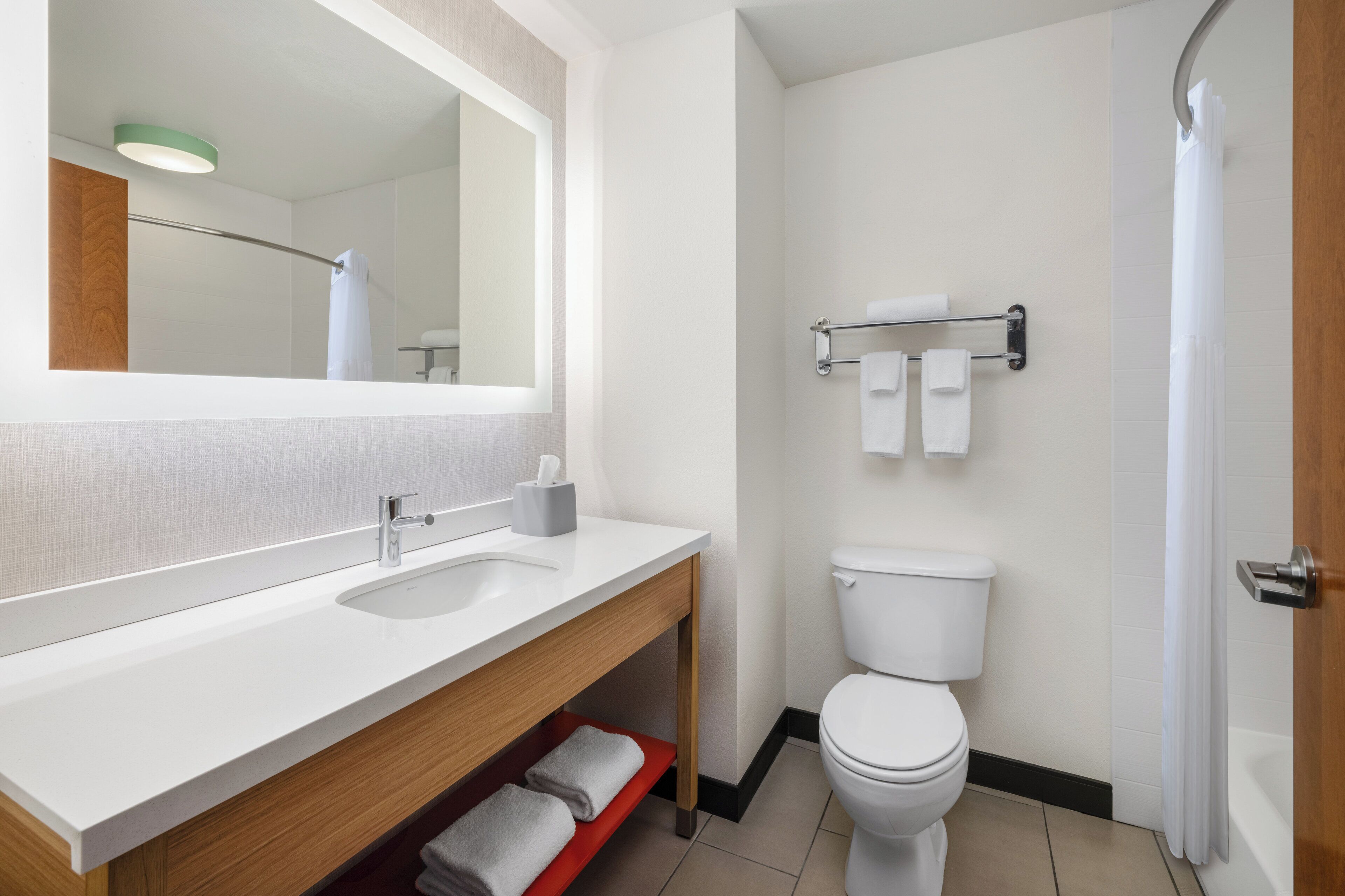 Uma banheira, produtos de higiene exclusivos, um secador de cabelo 