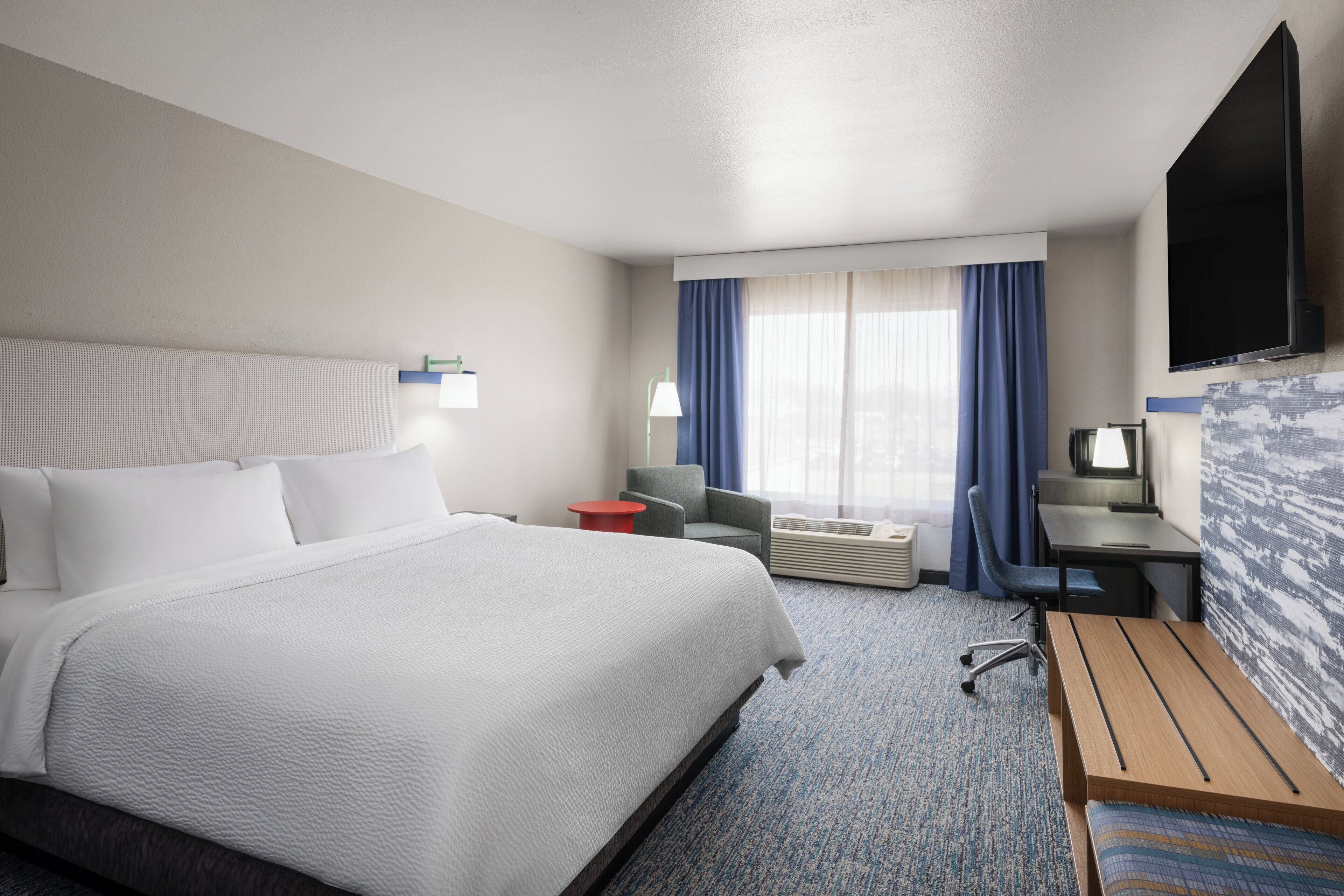 Quarto Standard, 1 cama king-size (Extra Floor Space) | Cofre no quarto, secretária, ferro/tábua de engomar 