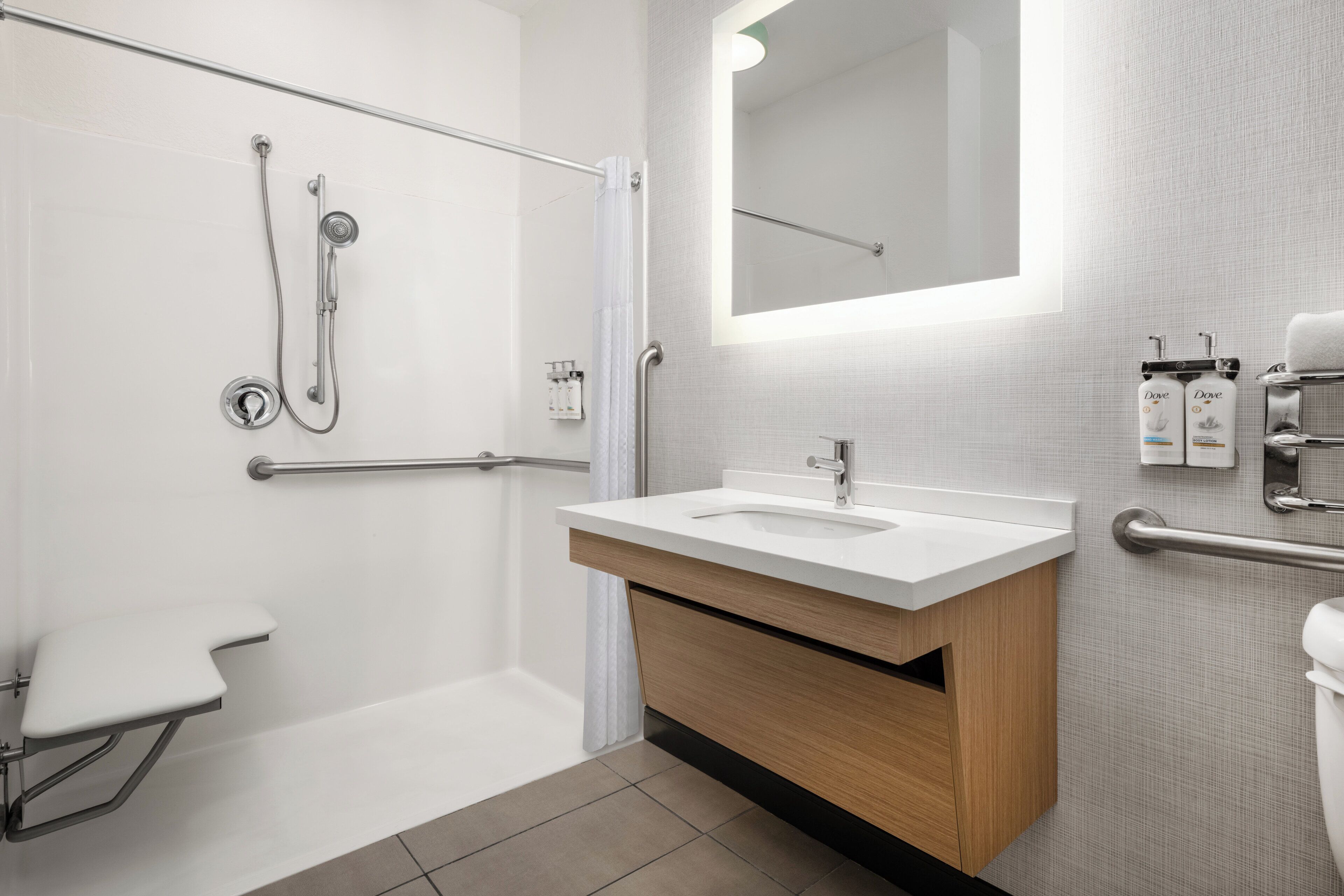 Quarto Standard, 1 cama king-size (Mobility) | Cofre no quarto, secretária, ferro/tábua de engomar 