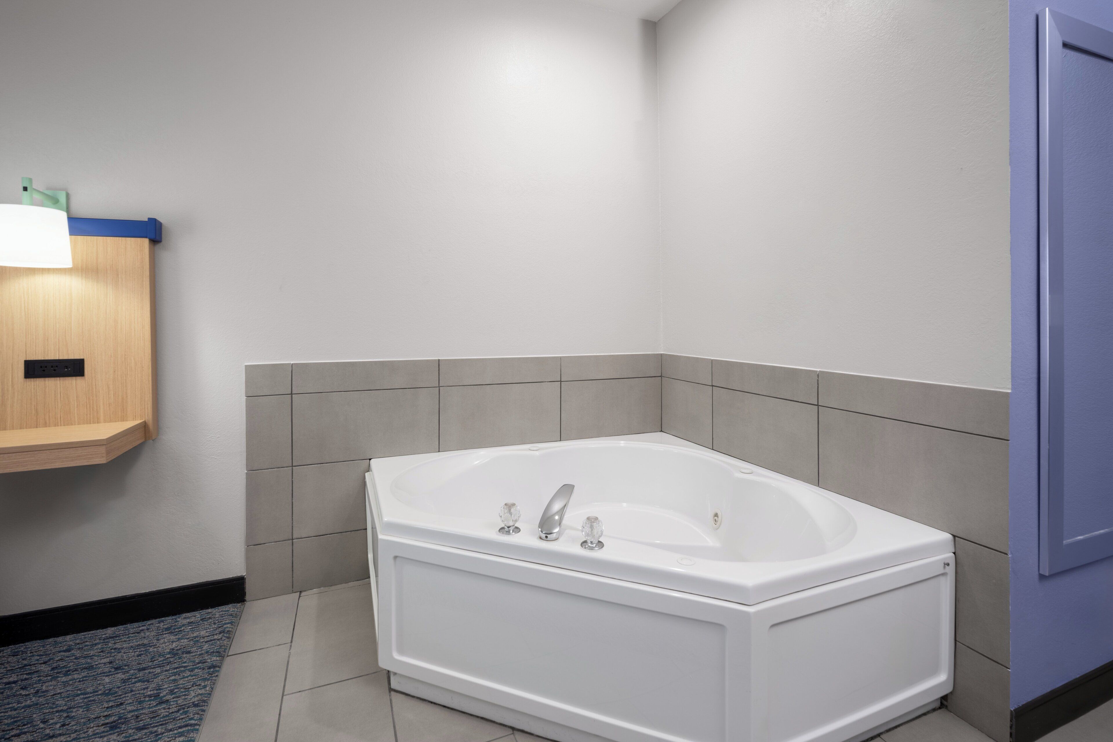 Quarto Standard, 1 cama king-size, banheira de hidromassagem | Cofre no quarto, secretária, ferro/tábua de engomar 