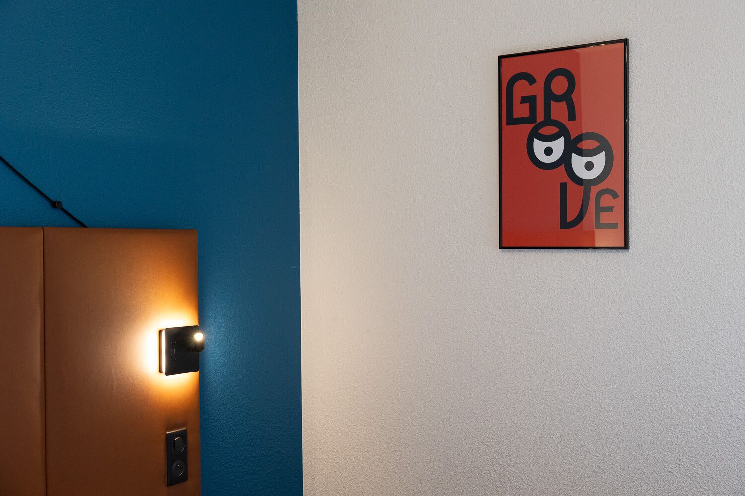 Uma parede com uma placa vermelha que diz 'GROVE' e uma parede azul.