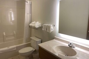 Chuveiro/banheira combinados, secador de cabelo, toalhas de banho 