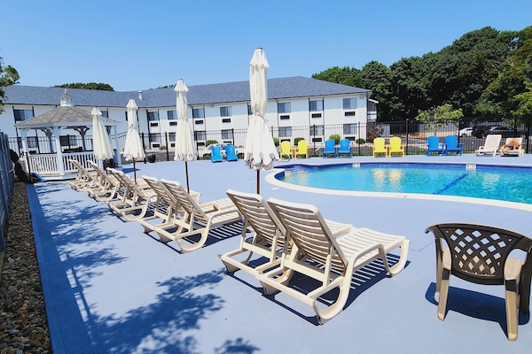 Piscina interna, piscina externa sazonal, espreguiçadeiras