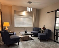 Área de estar no saguão