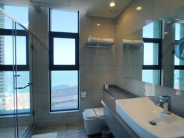 Quarto Twin Deluxe, 1 quarto, varanda, Vista para a cidade | Casa de banho | Artigos de higiene pessoal grátis, toalhas fornecidas, champô