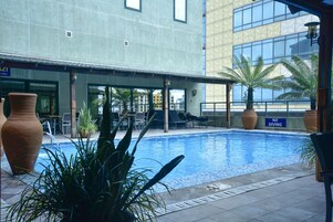 Piscina exterior, espreguiçadeiras