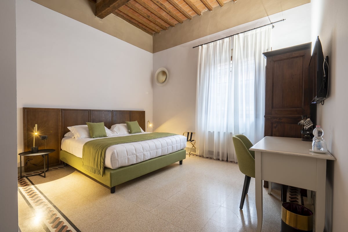 Quarto Duplo ou Twin Superior | Cofre no quarto, secretária, Wi-fi grátis, roupa de cama fornecida