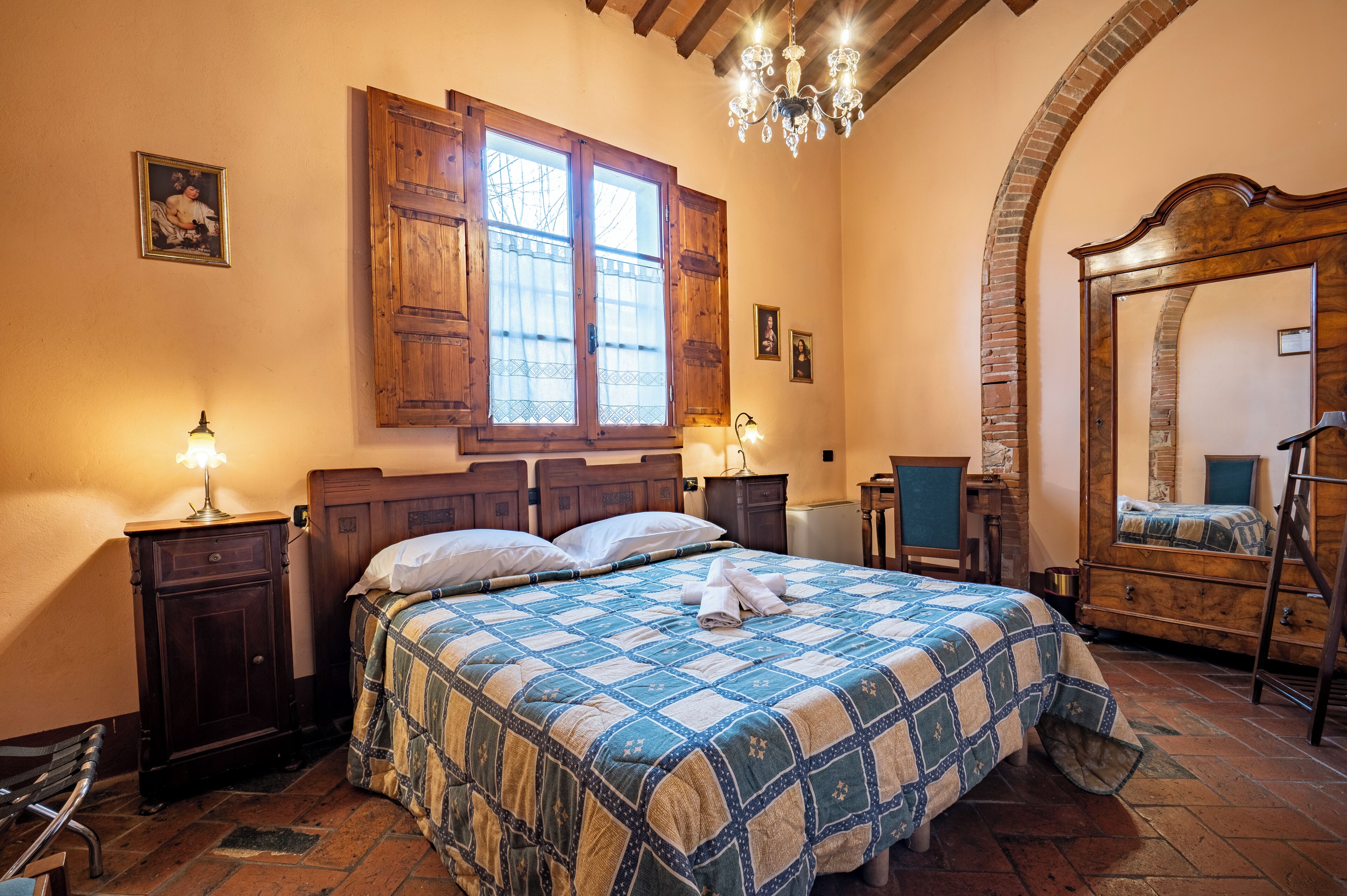 Cofre no quarto, secretária, Wi-fi grátis, roupa de cama fornecida 