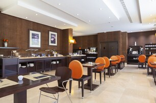 Pequeno-almoço tipo buffet diário (14 EUR por pessoa) 