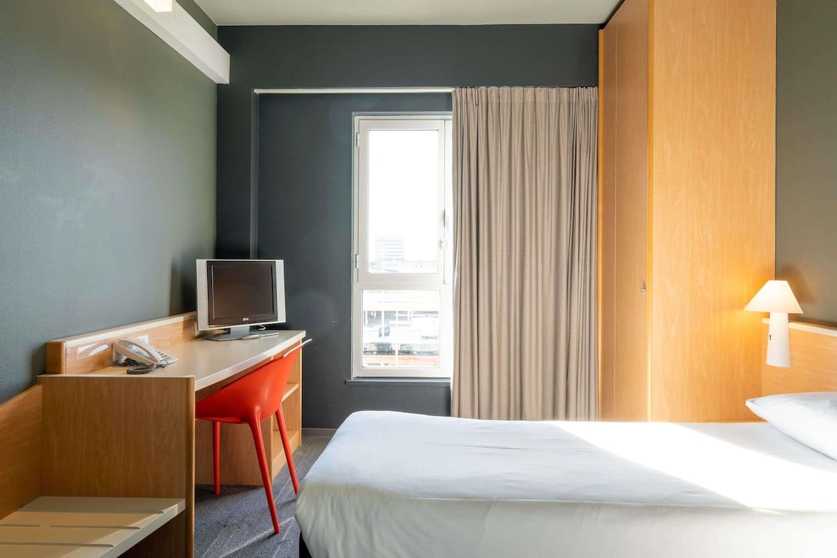 Quarto Twin, 2 camas individuais | Secretária, quartos insonorizados, berços/camas para crianças grátis