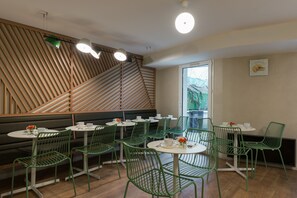 Café da manhã com buffet todos os dias mediante uma taxa