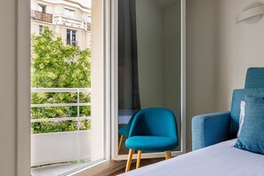 Quarto triplo superior | Cofres nos quartos, escrivaninha, quartos à prova de som, berços grátis