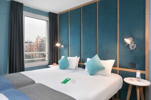 Cofres nos quartos, escrivaninha, quartos à prova de som, berços grátis