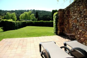 Suite-Estúdio Júnior | Minibar, cofre com capacidade para portátil, secretária 