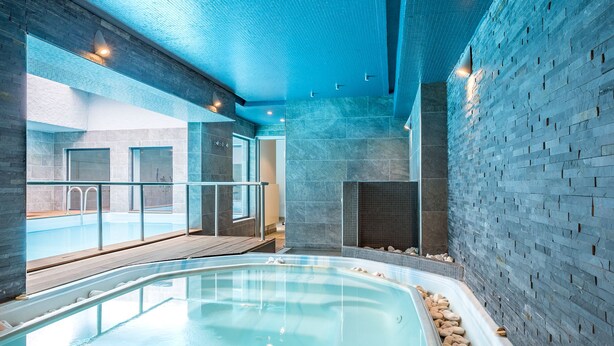 Piscina interior, piscina exterior sazonal, guarda-sóis 