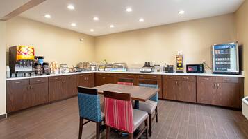 Café da manhã com buffet grátis todos os dias