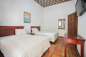 Quarto standard, 2 camas de casal | Individualmente decorados, individualmente mobiliados, escrivaninha
