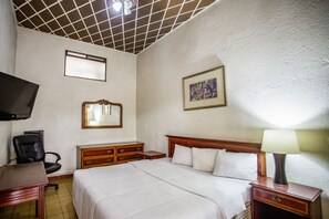 Quarto Standard, 1 cama king-size | Com decoração personalizada, com mobília individualizada, secretária