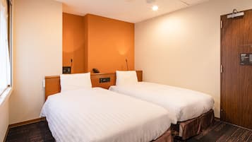 Quarto Standard, 2 camas individuais, não fumadores | Cofre no quarto, secretária, cortinas/cortinados opacos