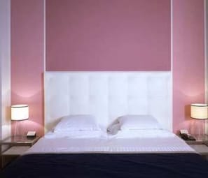 Minibar, cofre no quarto, secretária, ferro/tábua de engomar