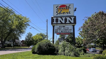 Placa do South Shore Inn com comodidades como suítes familiares, WiFi gratuito, café da manhã, piscina e toboáguas.