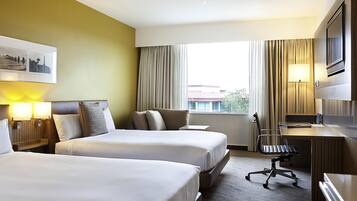 Quarto Superior, 2 camas queen-size | 1 quarto, minibar, cofre no quarto, secretária