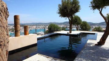 Piscina externa sazonal, funciona das 10h às 18h, guarda-sóis